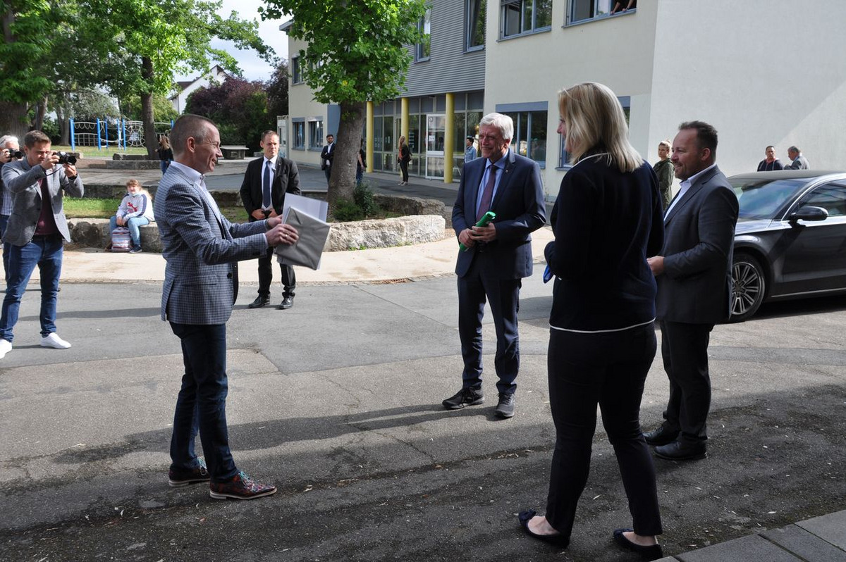 Landrat trifft auf Ministerpräsident – Besuch an der Martin-Niemöller-Schule Riedstadt – KreisGG